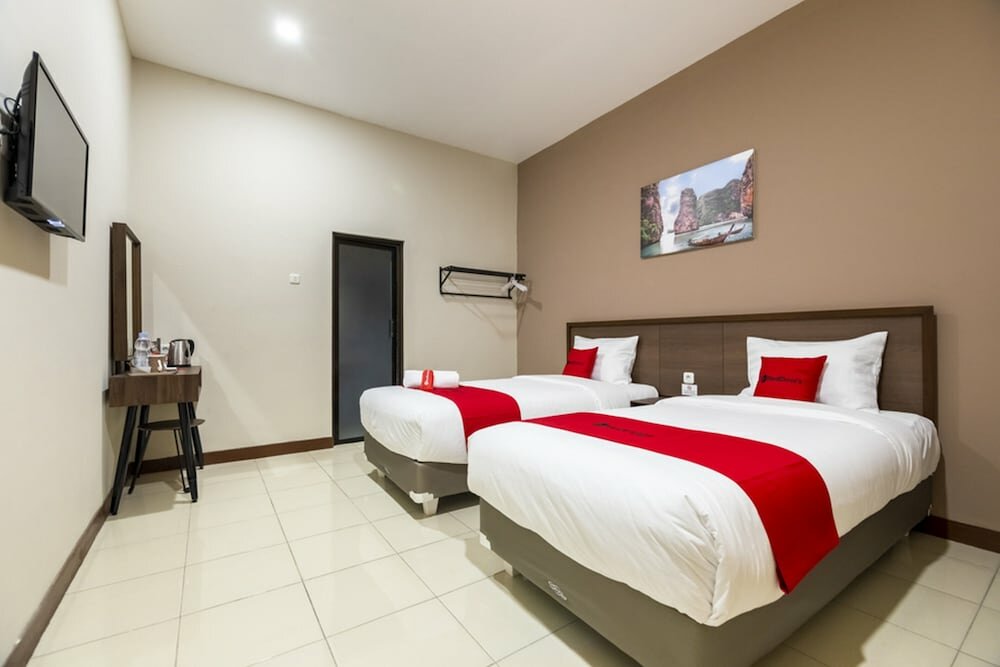 Otel RedDoorz Plus near Ronggowarsito Museum Semarang, Semarang, foto