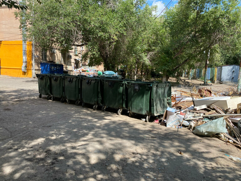Çöp alanları Trash and garbage disposal area, Astrahan, foto