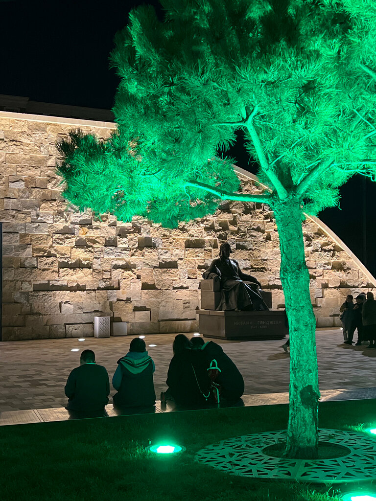 Anıt, heykel Nizami Gencevi, Derbent, foto