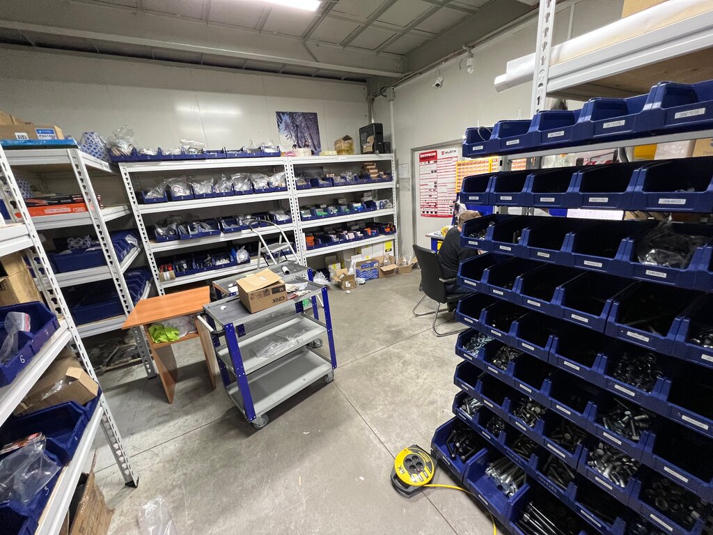 Otomobil yedek parçaları Sibride, Tomsk, foto