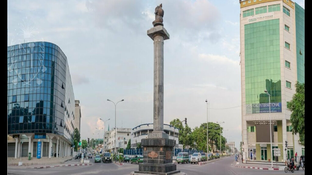Anıt, heykel Rond Point la Coupole, Brazzaville, foto