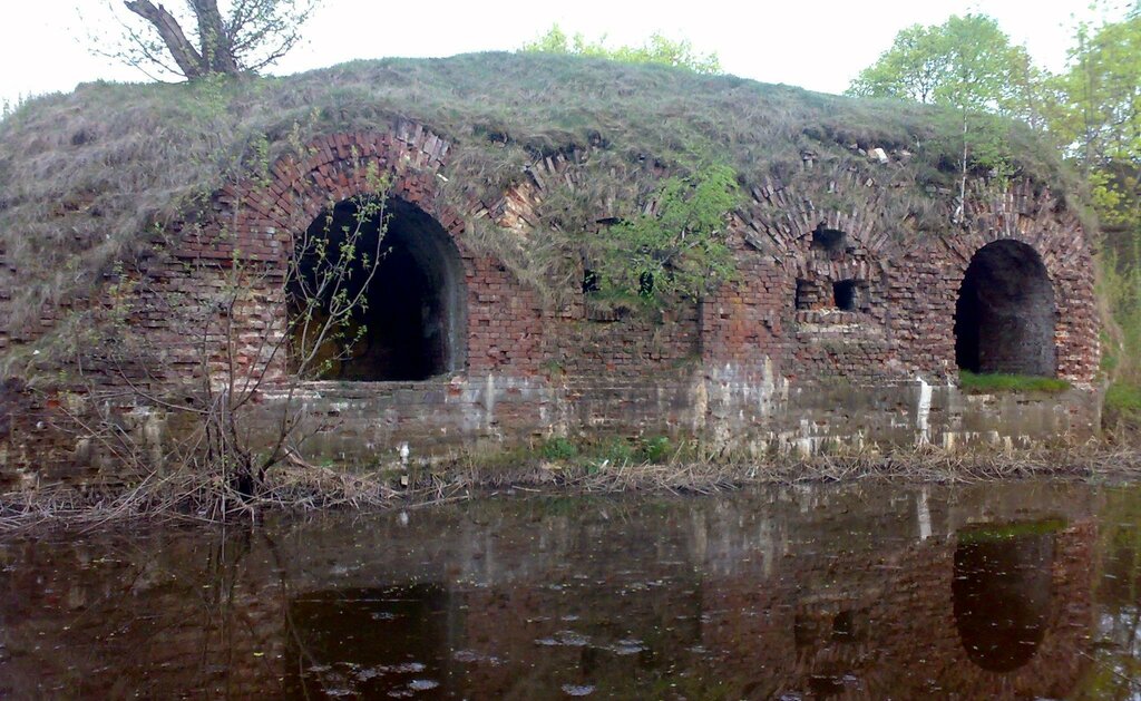Turistik yerler Капонир во рву I фронта с сортией, Brest, foto