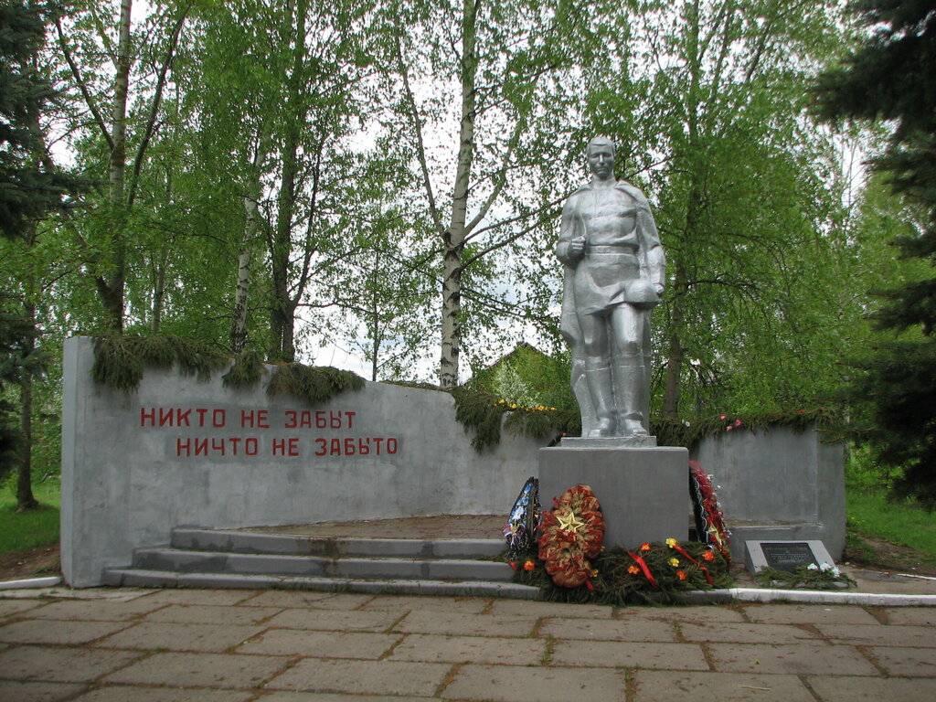 Anıt, heykel World War II Memorial to fallen fighters, Yaroslavskaya oblastı, foto