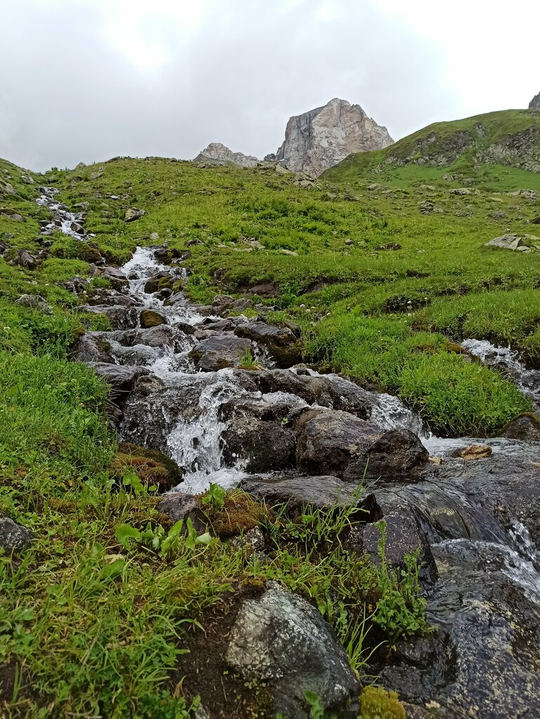 Dağ zirvesi Скала Загедан, Karaçay‑Çerkez Cumhuriyeti, foto