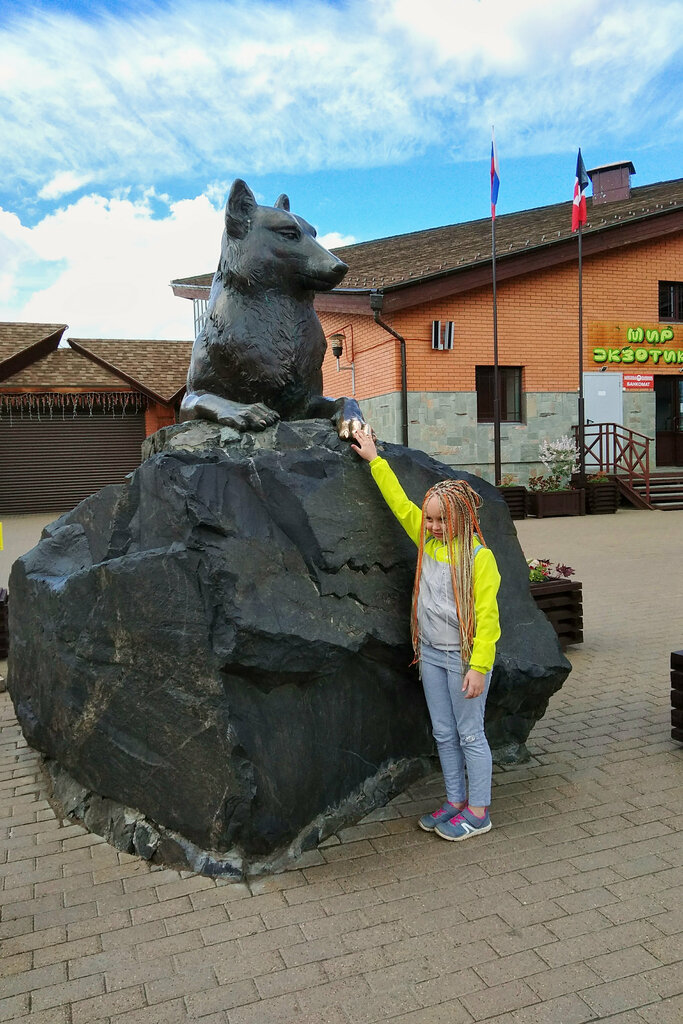Park, sokak heykeli Бронзовый волк, Izhevsk, foto