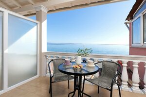 Marina Beachfront Apartment by Konnect (Ionian Islands, Ipsos), otel  Dünya'dan