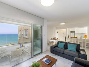 Mackenzie Leo Seafront Suite (Larnaca), otel  Larnaka'dan