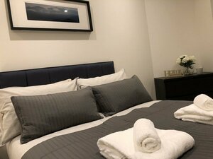 Modern Apartment by Creatick (England, Royal County of Berkshire, Borough of Reading, Town of Reading, King's Road), otel  Reading'den