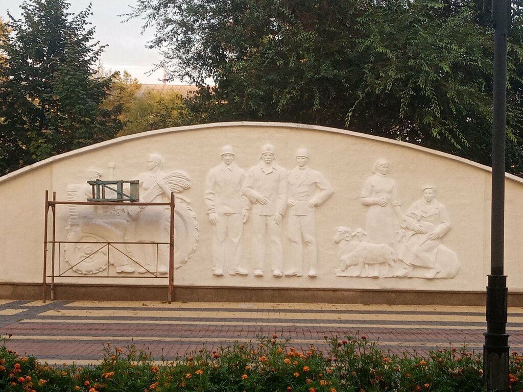 Anıt levhası, anıt taş Барельеф тружеников разных профессий, Abakan, foto