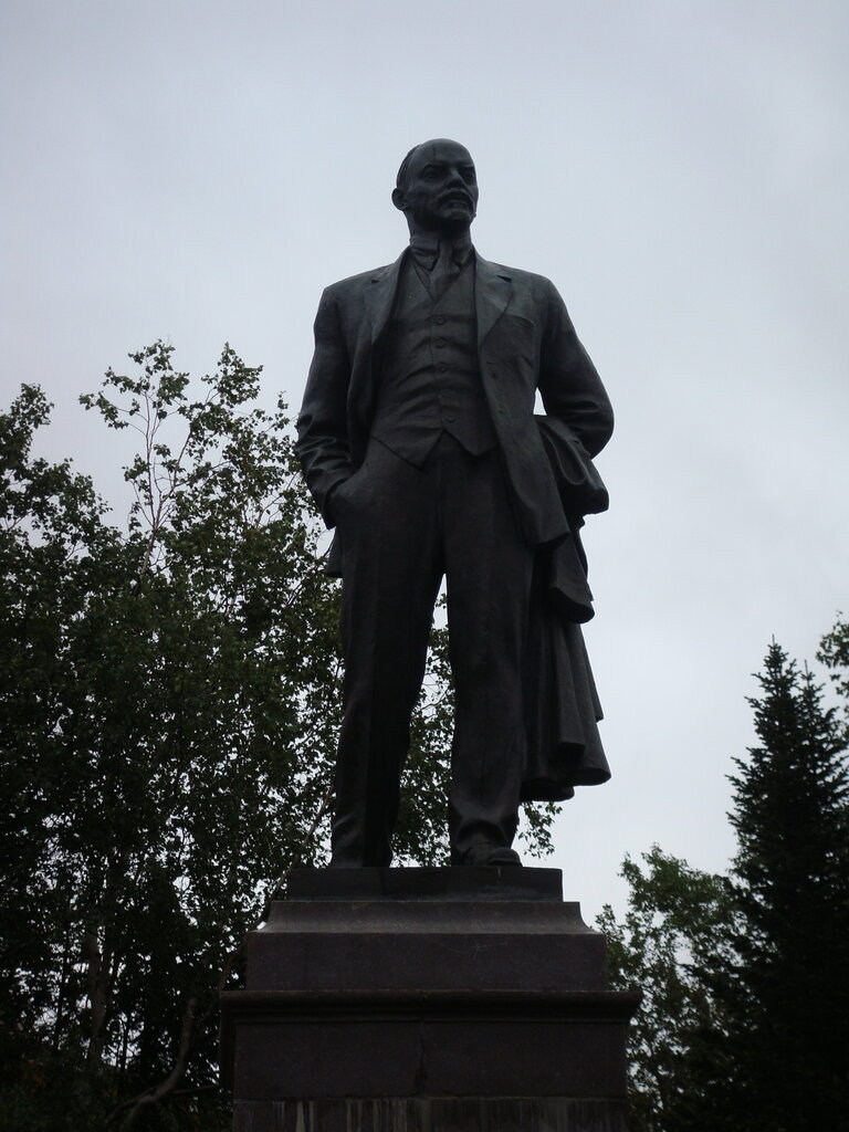 Anıt, heykel В.И. Ленин, Oha, foto