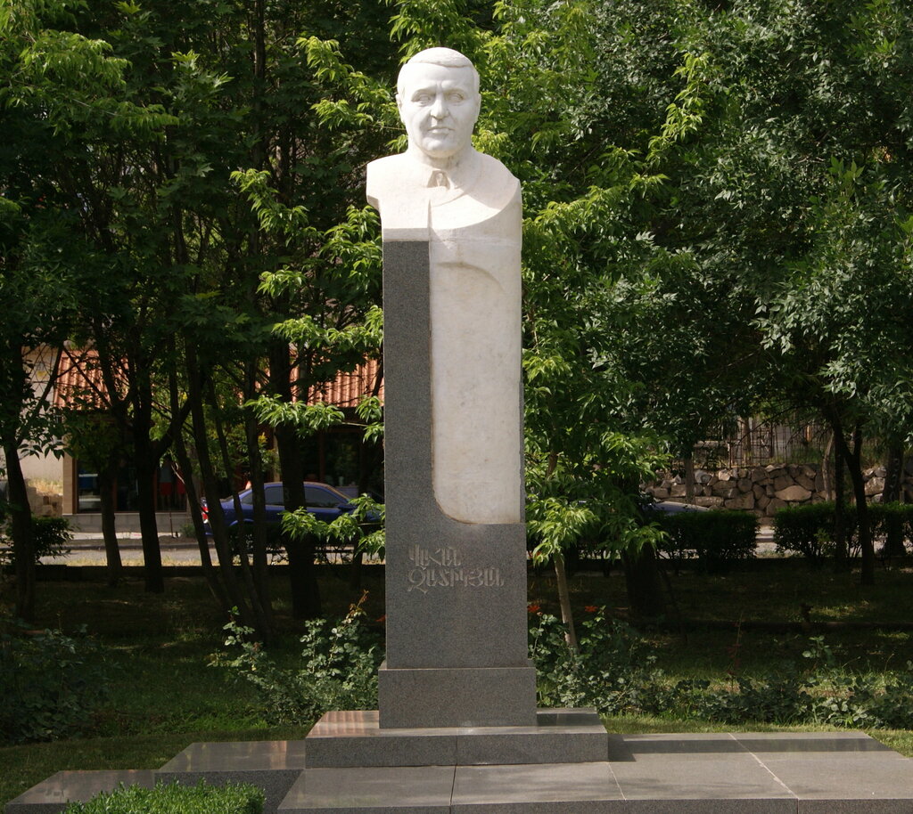 Anıt, heykel Bust of Vahan Zatikyan, Erivan, foto