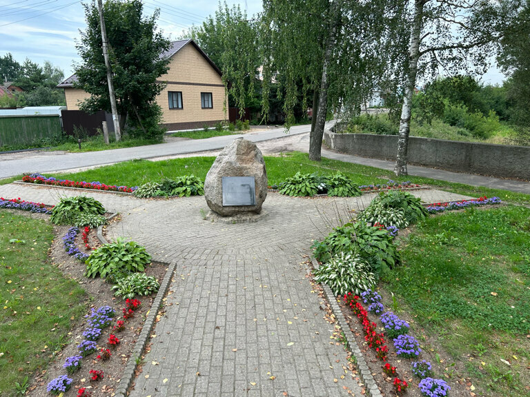 Anıt levhası, anıt taş Памятный камень М.Я. Диеву, Nerehta, foto