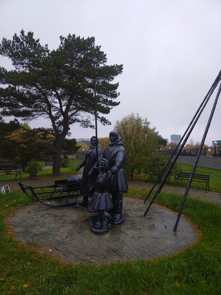 Park, sokak heykeli Семья ханты, Surgut, foto