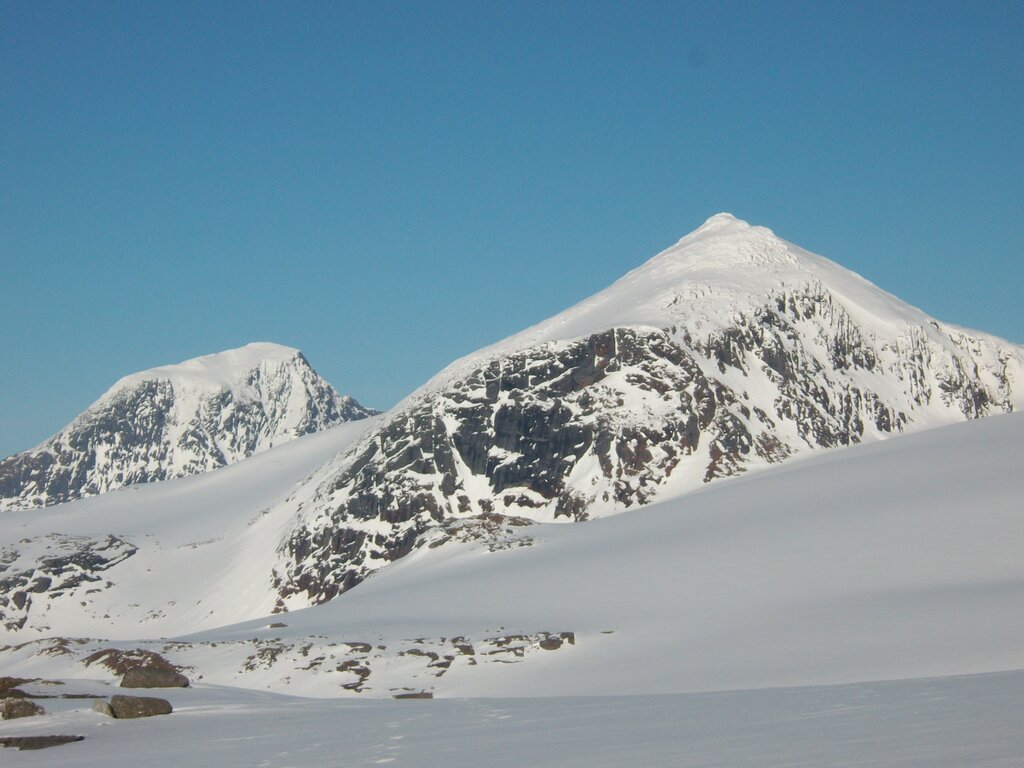 Dağ zirvesi Oksskolten 1916 meters, Nordland, foto