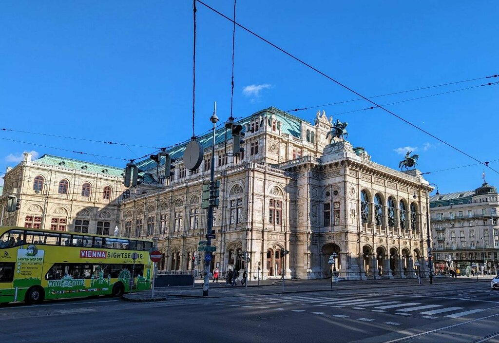 Toplu taşıma durağı Oper/Karlsplatz U, Viyana, foto