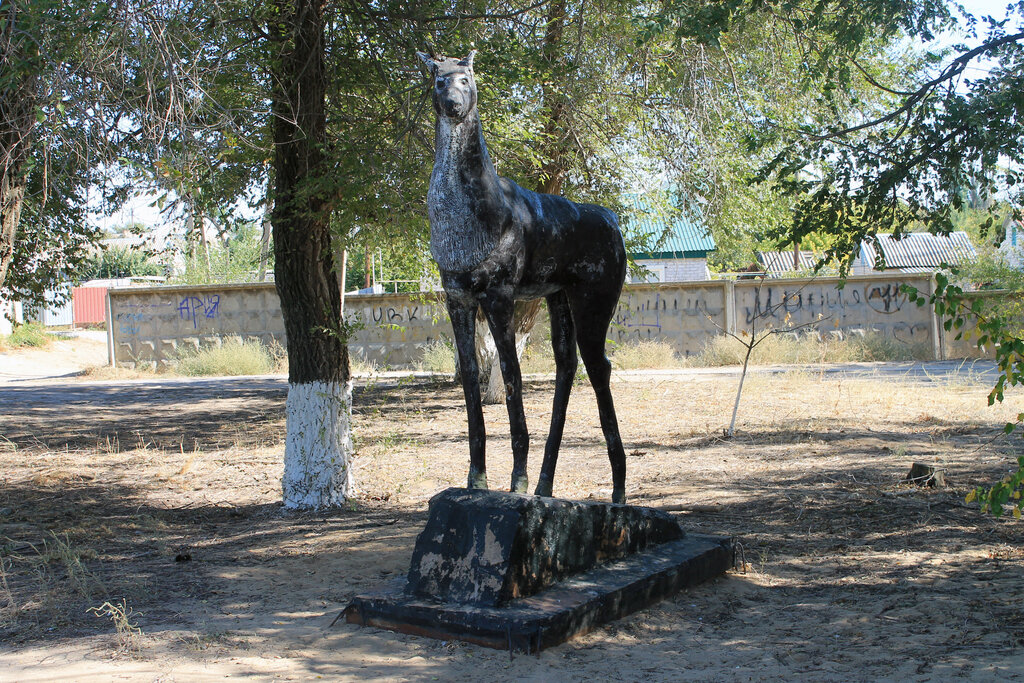 Park, sokak heykeli Косуля, Surovikino, foto
