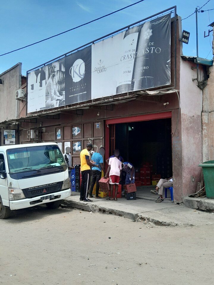 Alkollü içecekler Kassacula Comercial, Loanda, foto