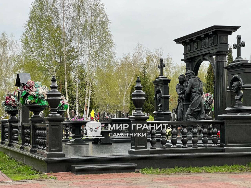 Heykel ve mezarlık taşı üreticileri World of Granite, Stariy Oskol, foto