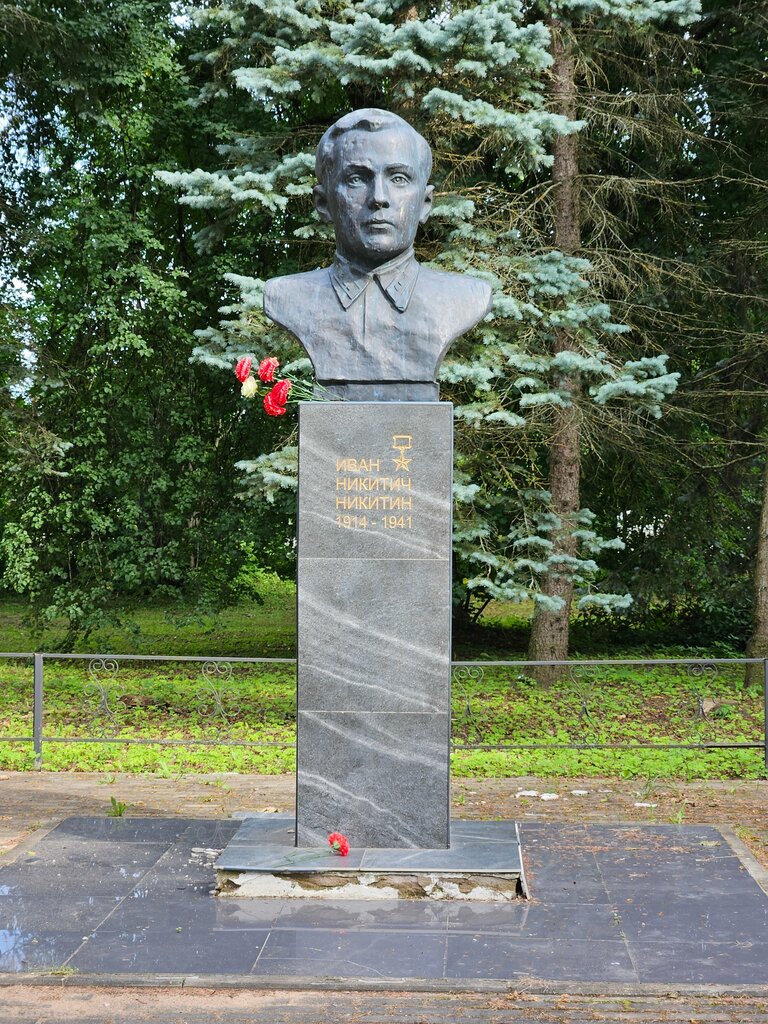 Anıt, heykel И.Н. Никитин, Gdov, foto