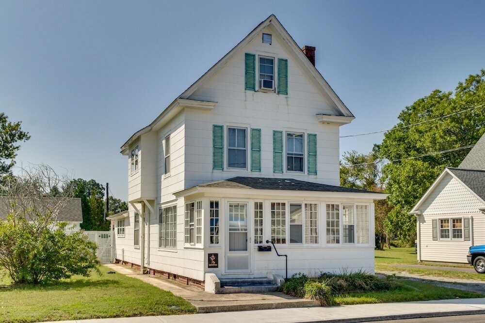 Otel Chincoteague Home w Pool - Walkable Location!, Chincoteague, foto