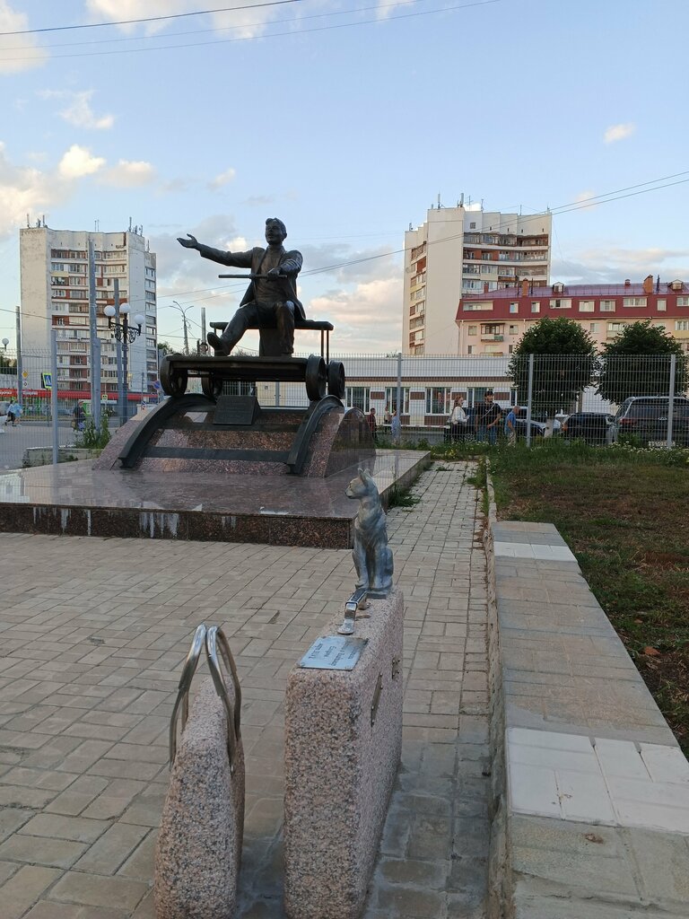 Park, sokak heykeli Кошка на чемодане, Yoshkar‑Ola, foto