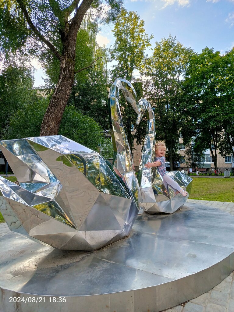 Park, sokak heykeli Лебеди, Sosnoviy Bor, foto