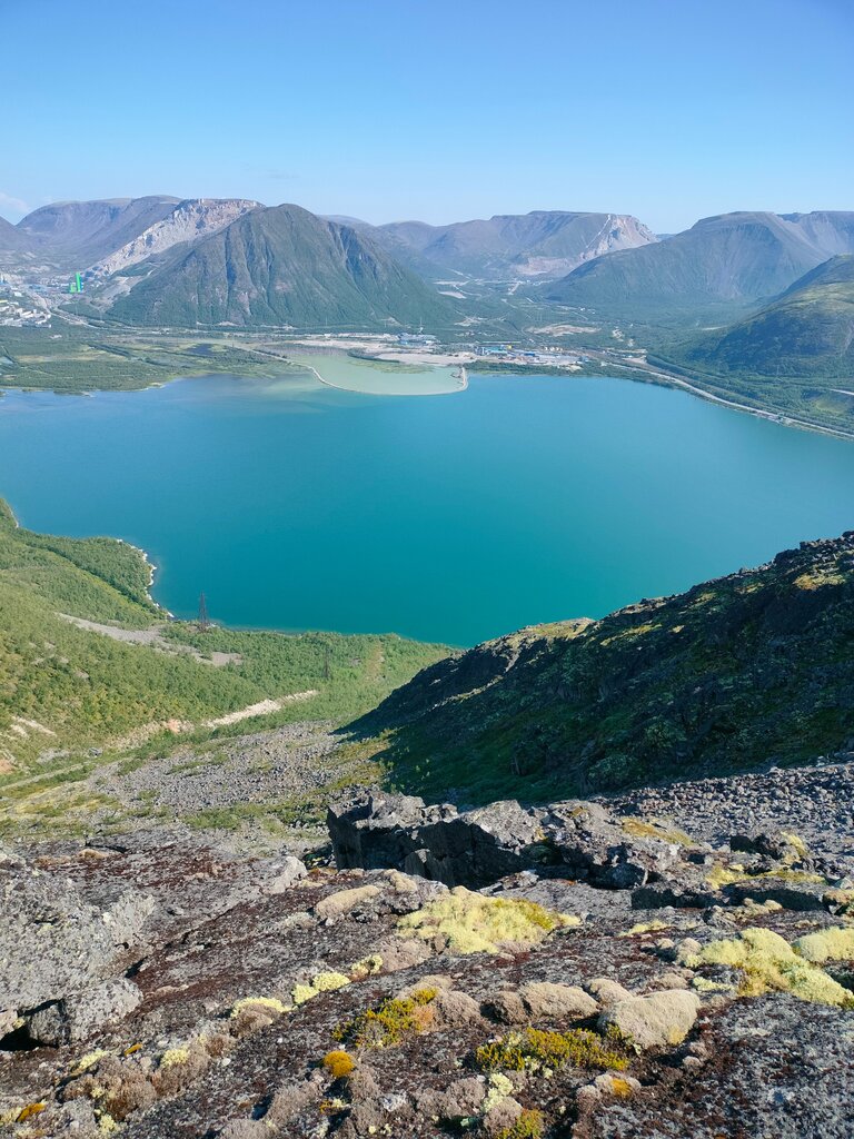 Dağ zirvesi Гора Вудъяврчорр 1067 метров, Murmanskaya oblastı, foto