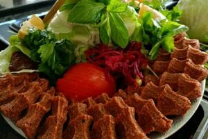 Serince Çiğ Köftecisi (Kiçiköy Mah., Atatürk Bulv., No:59 Talas, Kayseri), fast food  Talas'tan