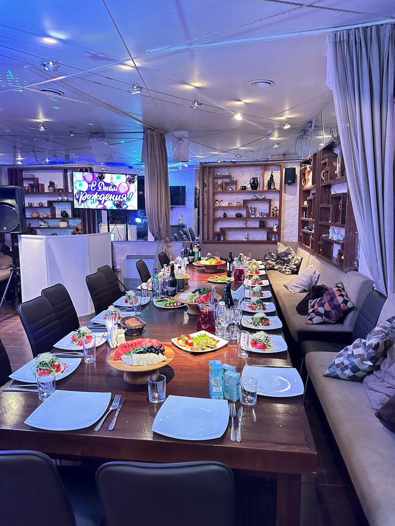 Kafe Pod lestnitsey, Novosibirskaya oblastı, foto