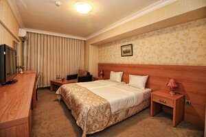 Tourist Otel (Mirza Ulugh Beg Street No:49B), otel  Bakü'den