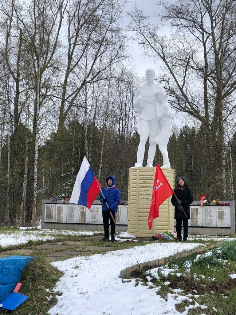 Anıt, heykel Погибшим воинам, Kirovskaya oblastı, foto