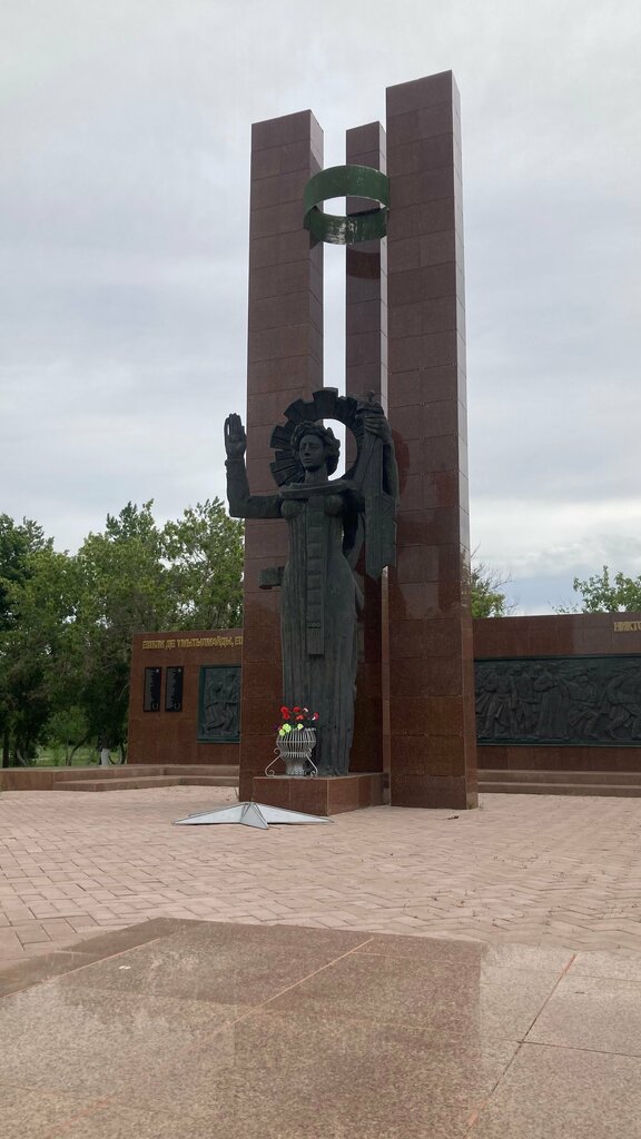 Anıt, heykel Danq Obelisk, Lisakovsk, foto