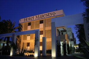 Hotel Majesty (Apulia, Bari, Via Giovanni Gentile), otel  Bari'den