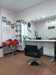 Тут стригут (Okruzhnaya ulitsa No:11к1), kuaförler  Lobnia'dan