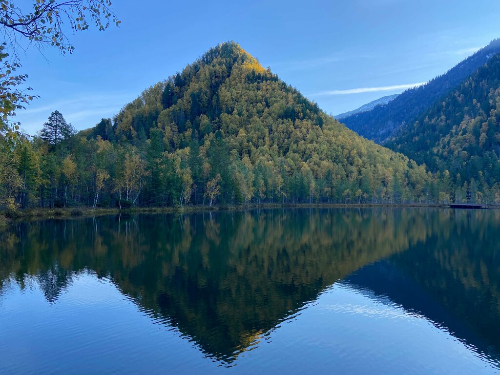 Dağ zirvesi Mount Shapka Monomakha, İrkutskaya oblastı, foto