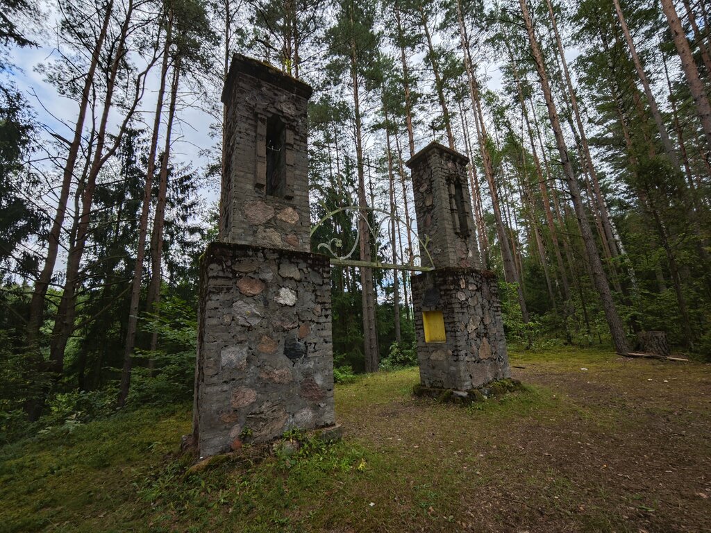 Şapel, haç anıtı Врата Марианской Кальварии, Grodnenskaya oblastı, foto
