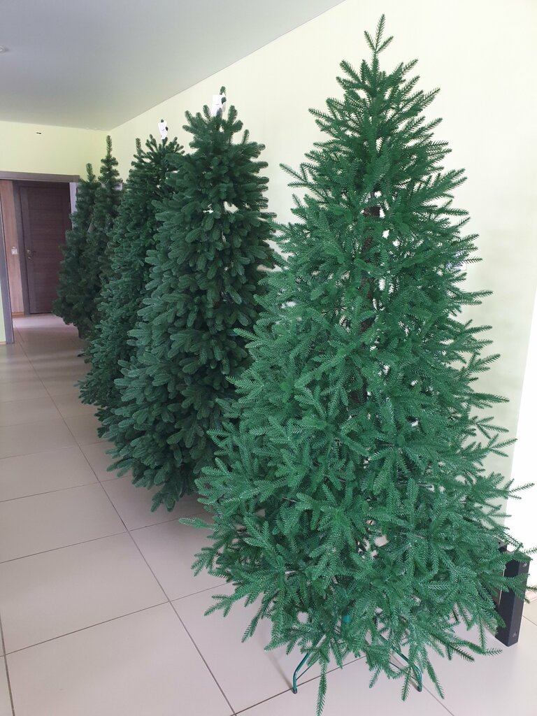 Yapay çam ağaçları ve süsleri Uralskaya yolka i igrushka, Sverdlovskaya oblastı, foto