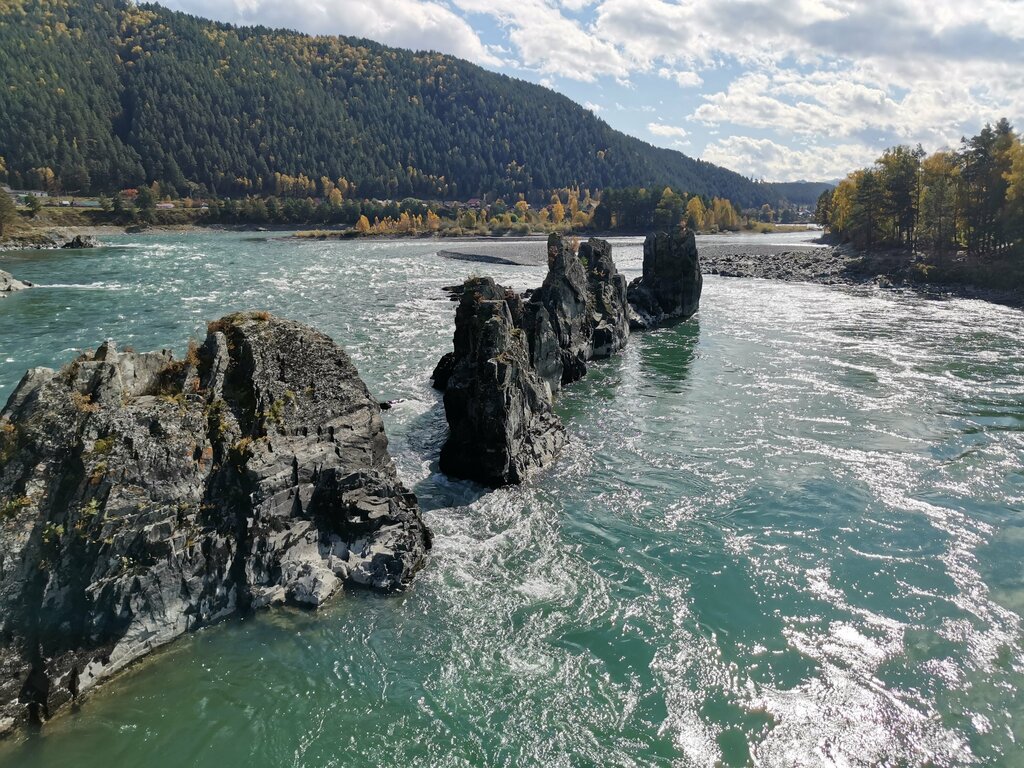 Turistik yerler Zuby drakona Rocks, Altay Cumhuriyeti, foto