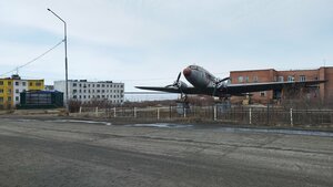 Самолëт Ли-2 (Republic of Sakha (Yakutia), Nizhnekolymskiy rayon, Cherskiy Urban-type Settlement, ulitsa Tavrata), teknoloji anıtı  Saha Cumhuriyeti'nden (Yakutistan'dan)