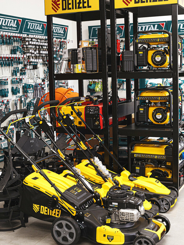 Elektrik ve benzinle çalışan aletler Total, Tverskaya oblastı, foto