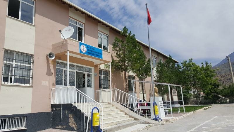Ortaokul Karakapı Durmuş Balarban Ortaokulu, Altunhisar, foto