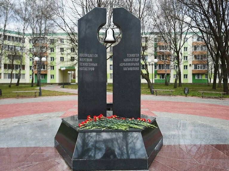 Anıt, heykel Жертвам техногенных катастроф, Nijnekamsk (Tüben Kama), foto