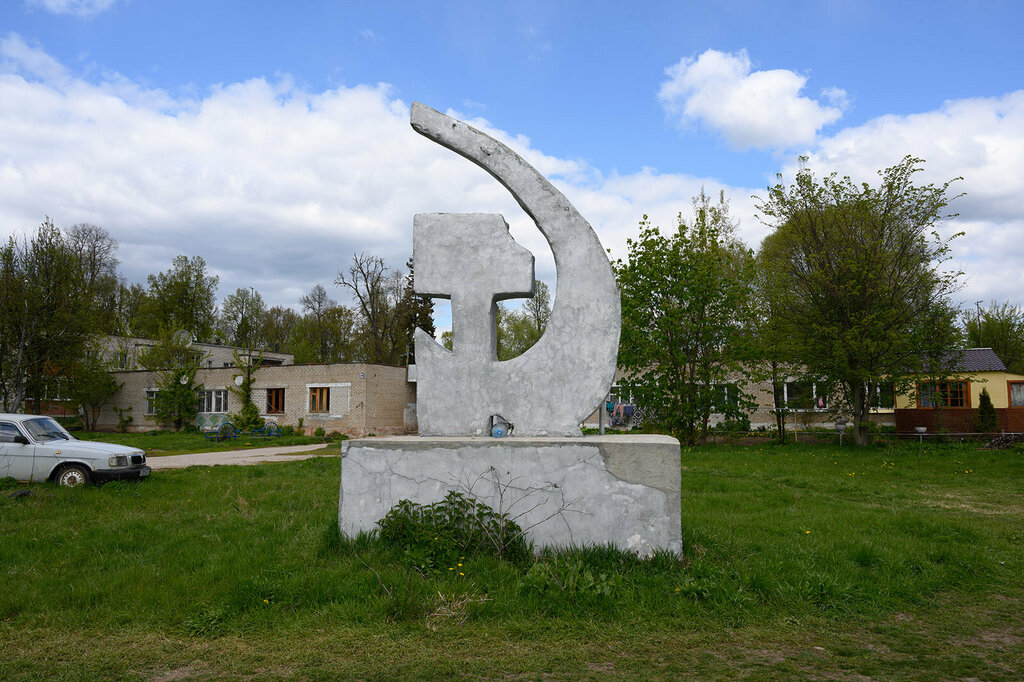 Park, sokak heykeli Серп и молот, Kalujskaya oblastı, foto