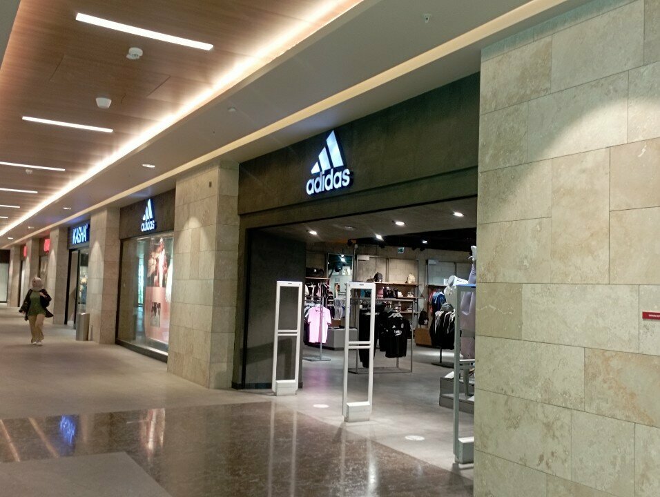 Spor giyim ve ayakkabı adidas, Adana, foto