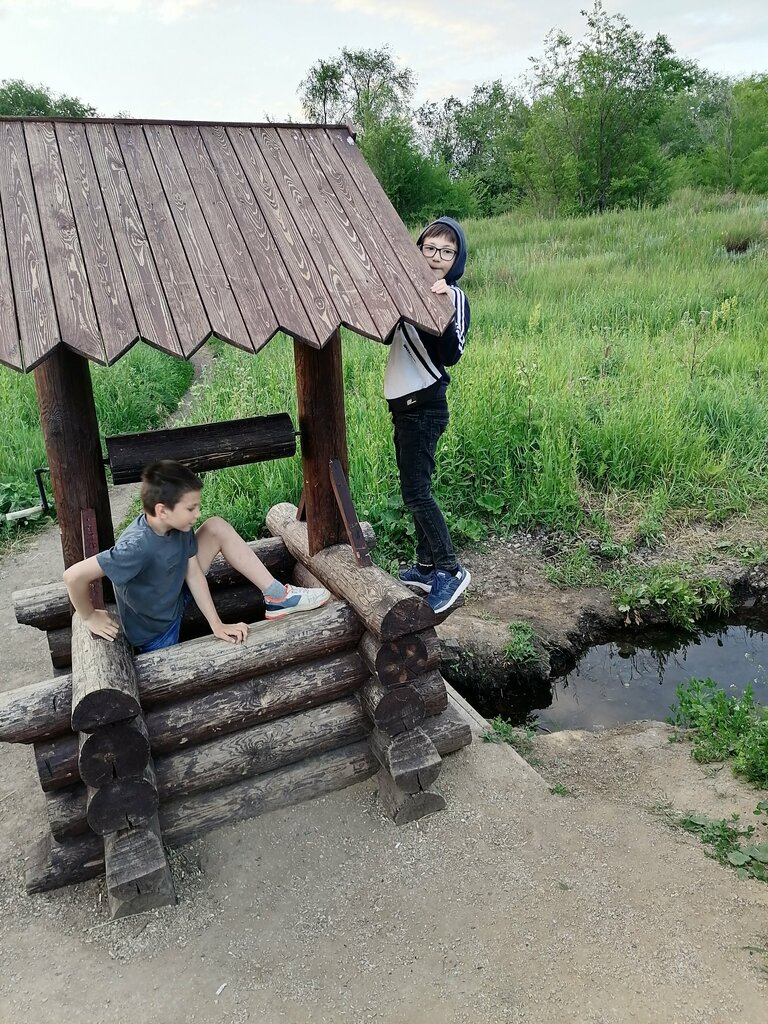 Park, sokak heykeli Колодец, Magnitogorsk, foto