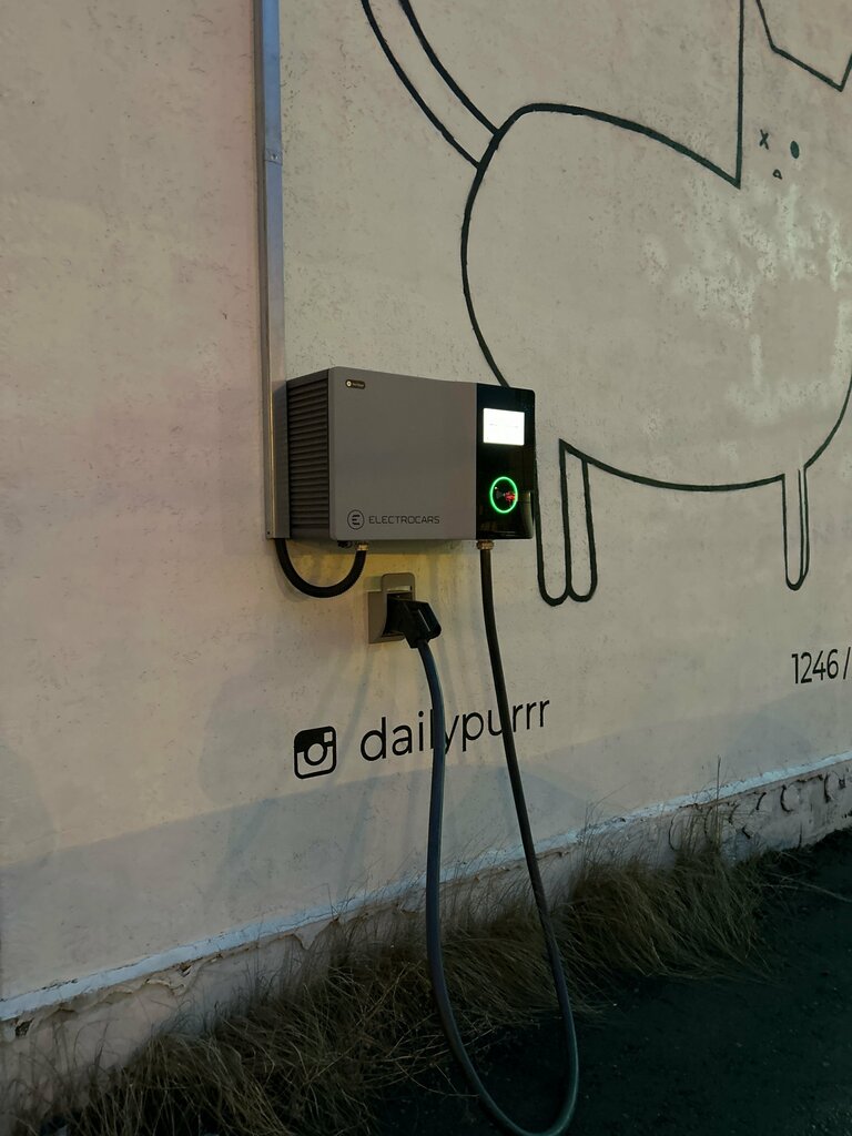 Elektrikli oto şarj istasyonları Станция зарядки электромобилей, Yekaterinburg, foto