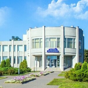 Slutsk City Youth Palace (vulica Halavaščanki No:6), kültür merkezleri  Slutsk'tan