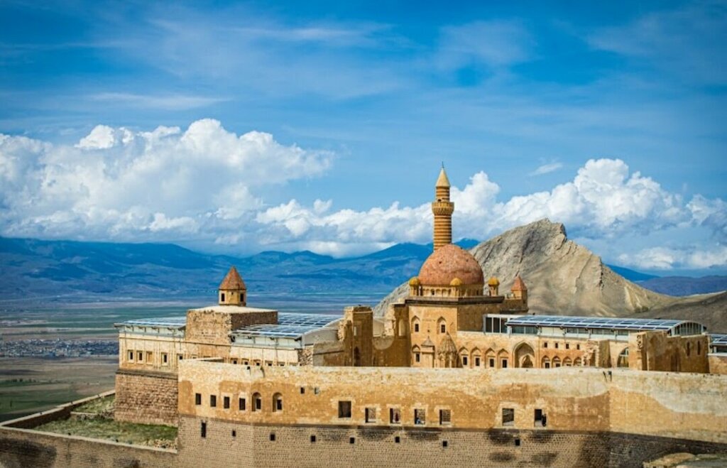 Turistik yerler İshak Paşa Sarayı, Doğubayazıt, foto