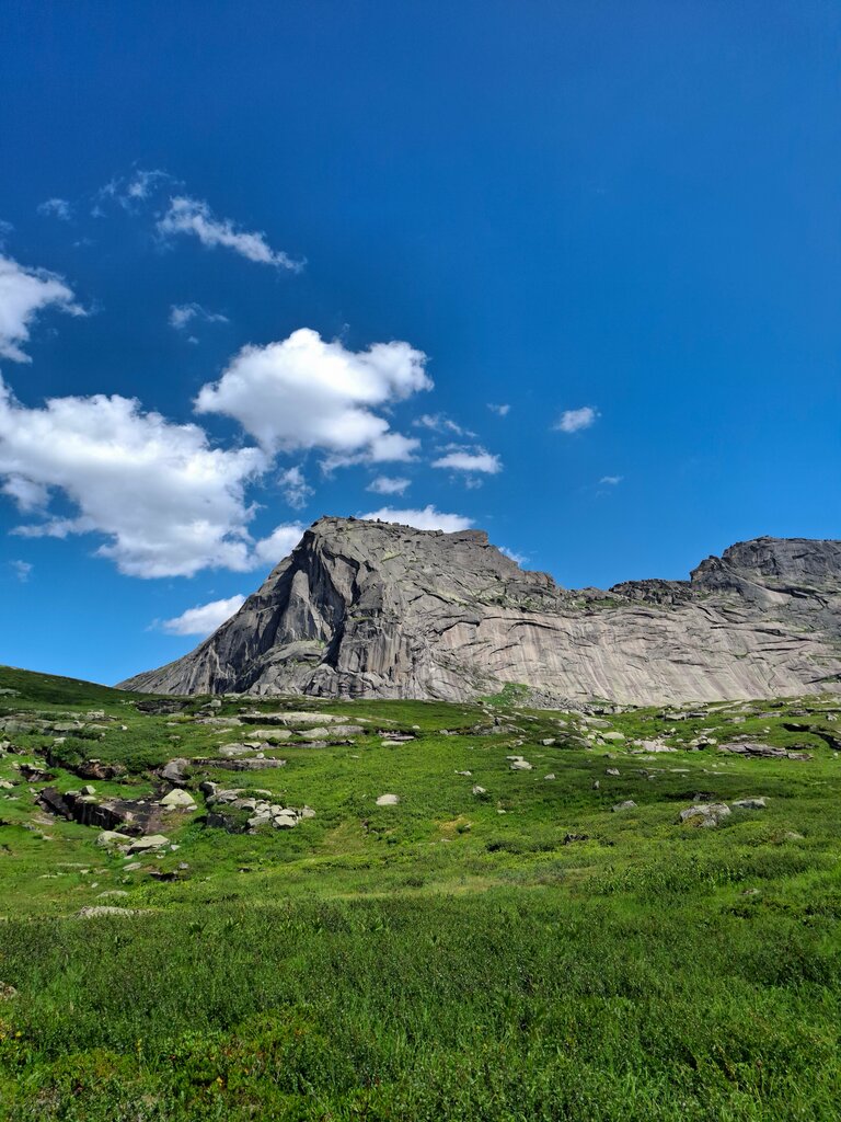 Dağ zirvesi Пик Голова, Krasnoyarski krayı, foto