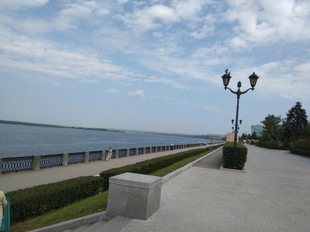 Park, sokak heykeli Shelter of Winds and Spirits, Samara, foto